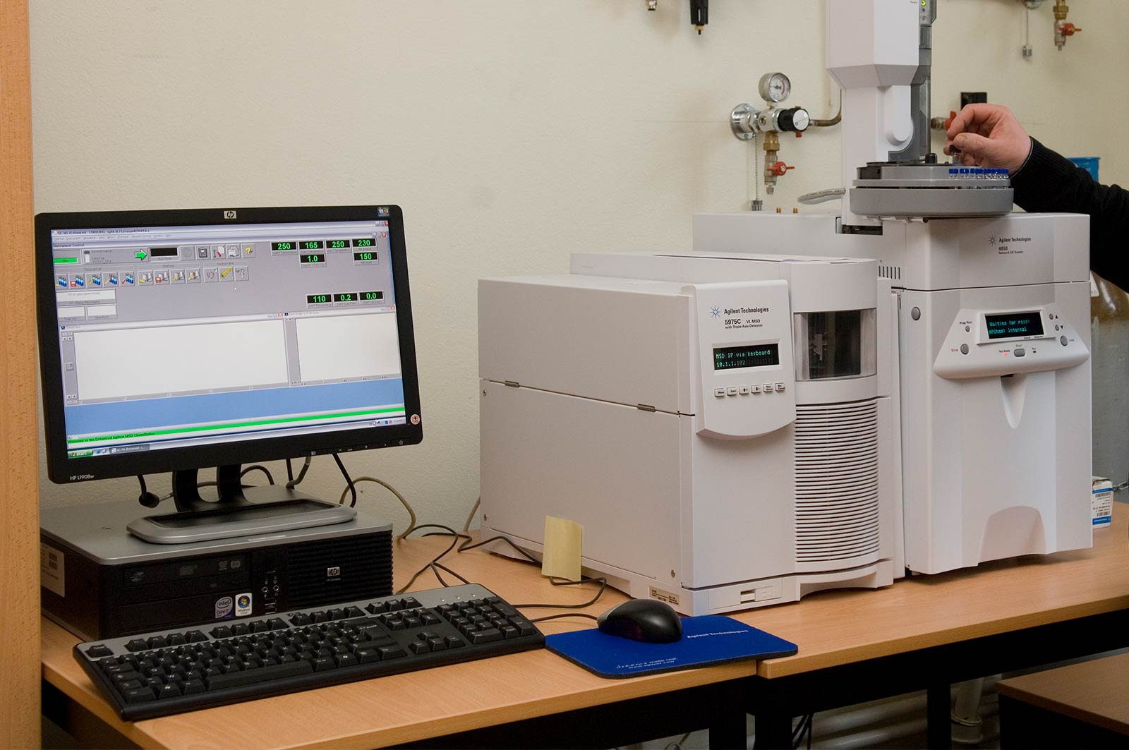 Spectrométrie de masse - Centre de recherches sur les macromolécules ...